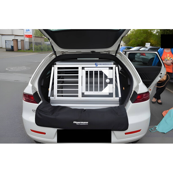 Sicherer Hundetransport im Auto mit stabiler Aluminium Hundebox