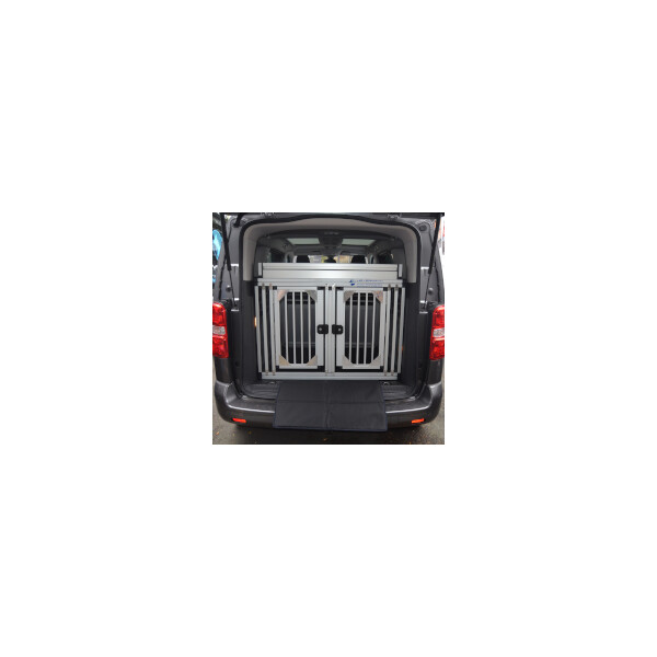 Sicherer Hundetransport im Auto mit stabiler Aluminium Hundebox