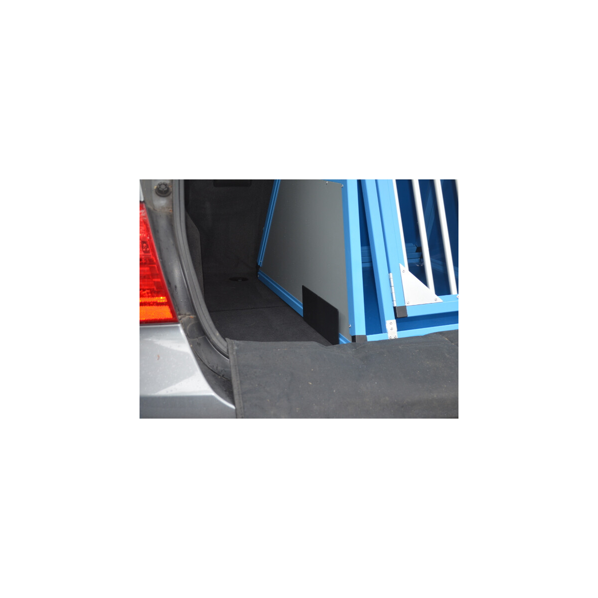 Sicherer Hundetransport im Auto mit stabiler Aluminium Hundebox