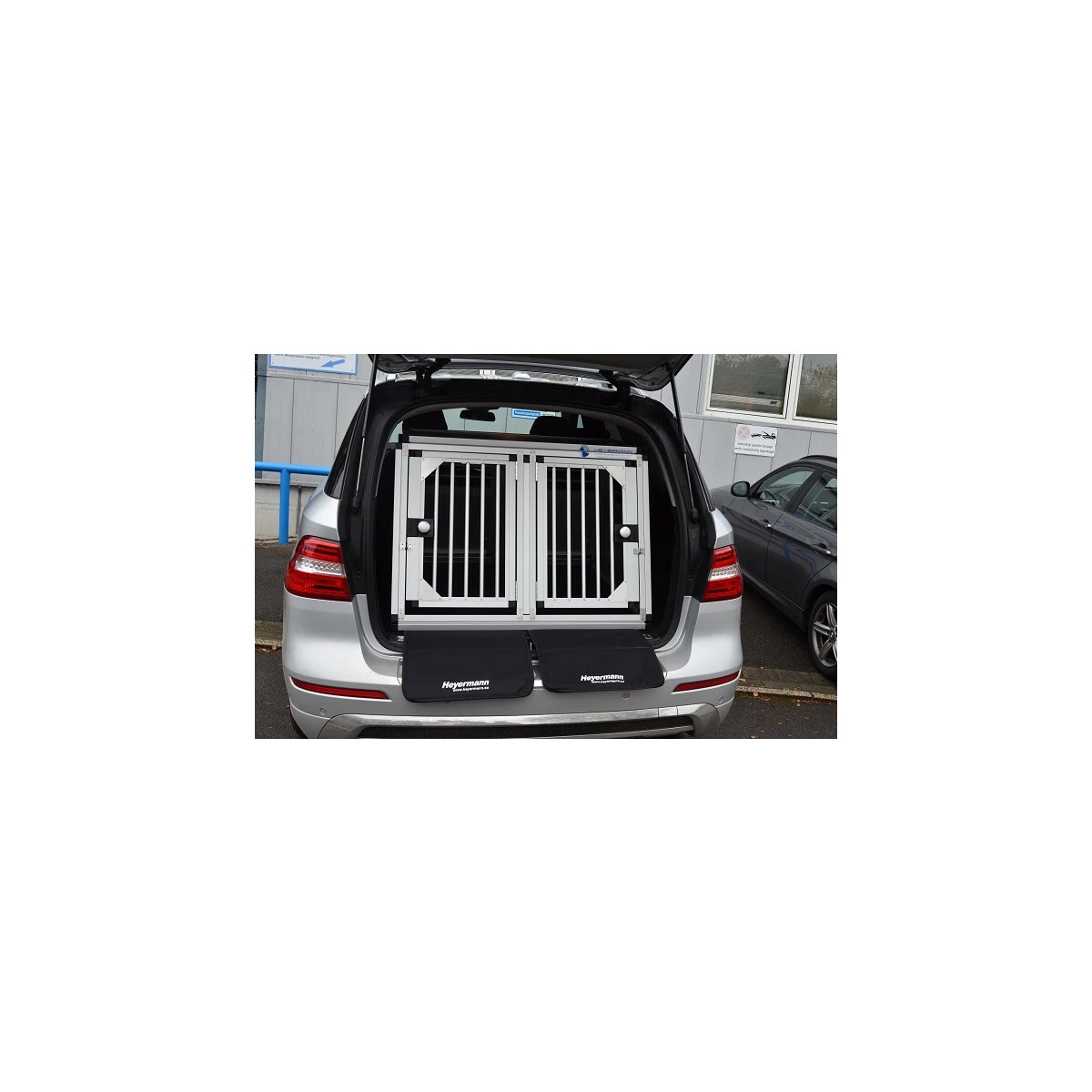 Sicherer Hundetransport im Auto mit stabiler Aluminium Hundebox