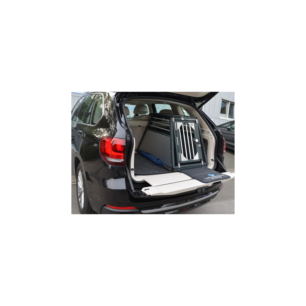 Sicherer Hundetransport im Auto mit stabiler Aluminium Hundebox
