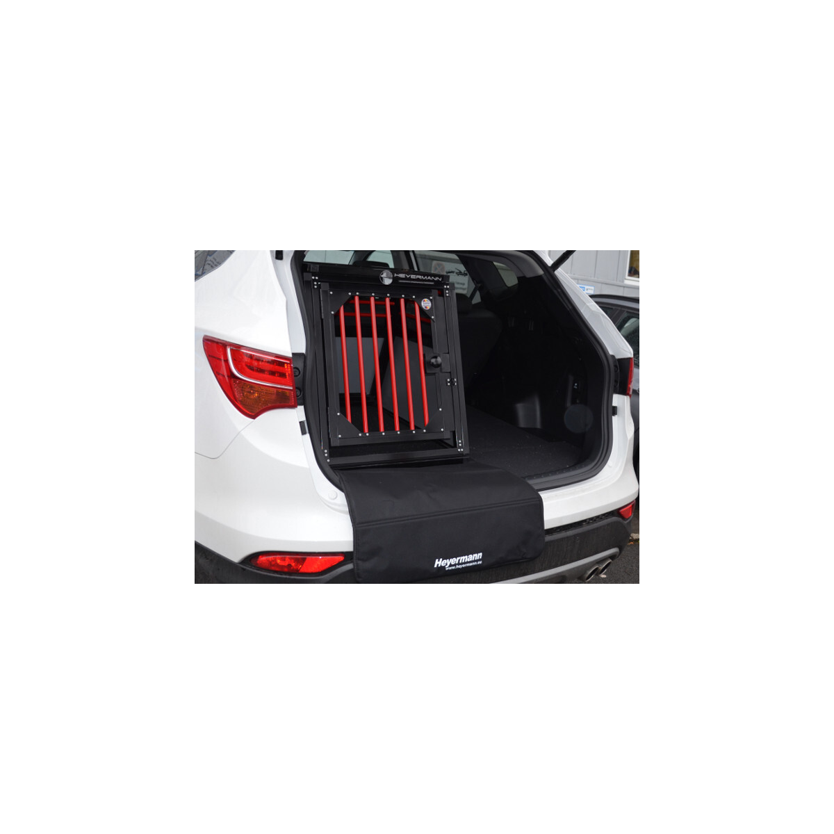 Sicherer Hundetransport im Auto mit stabiler Aluminium Hundebox