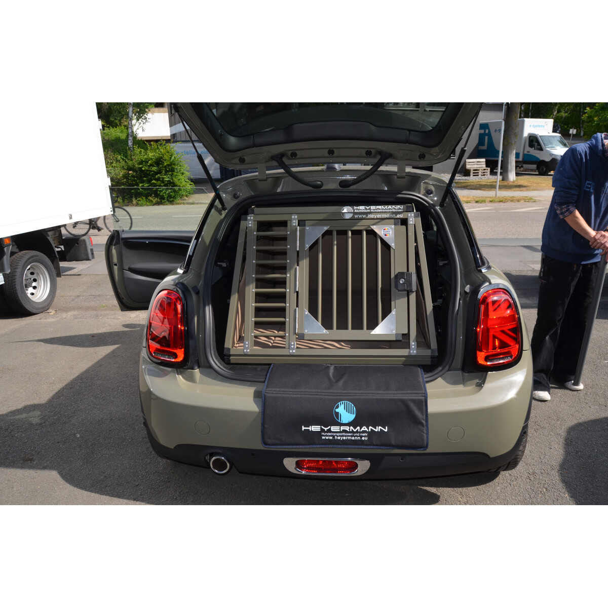 Sicherer Hundetransport im Auto mit stabiler Aluminium Hundebox